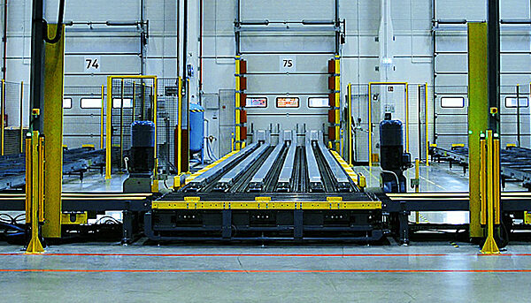 Rozładunek ciężarówki z wykorzystaniem Q-Loader | WDX S.A.